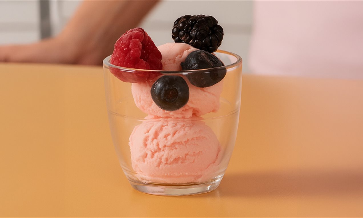 Helado de fresa decorado con frutos rojos Receta | Dr. Oetker