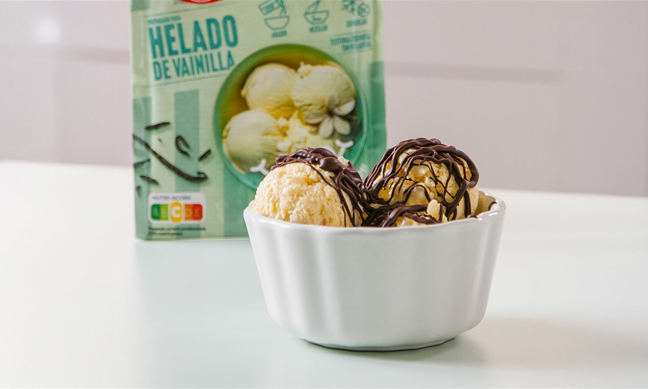 Helado de vainilla con nueces y chocolate Receta | Dr. Oetker
